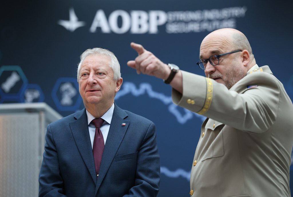 Ministr Jaromír Zůna se zúčastnil konference AOBP a prohlédl si Armádní ...